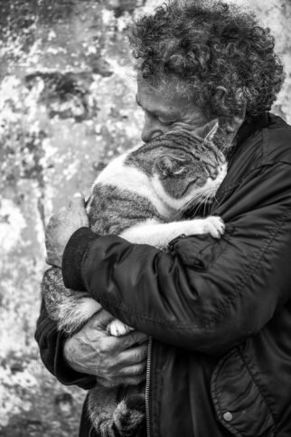 18 Beautiful Pictures of Men With Their Cats - We Love Cats and Kittens